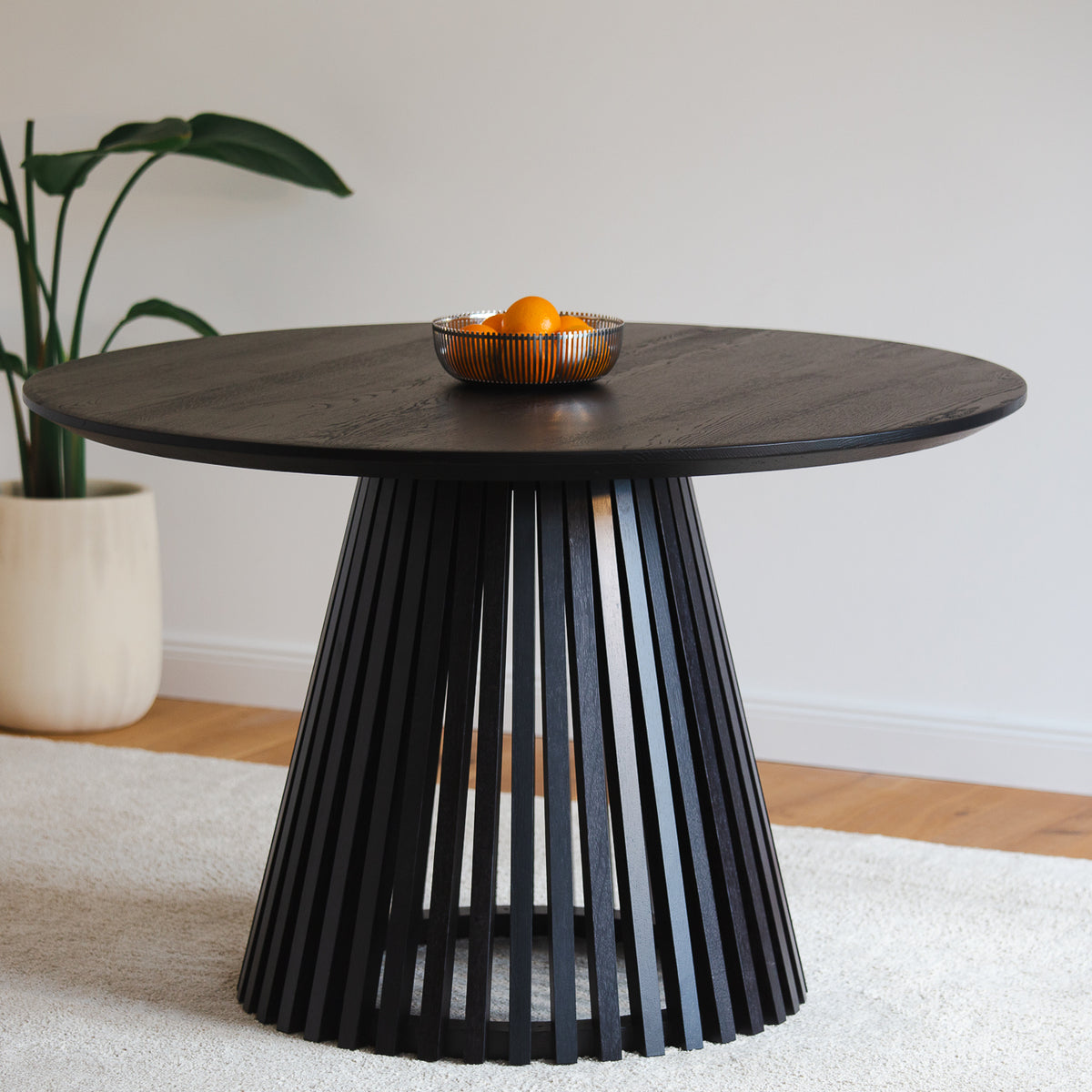 Runde Esstische schwarz geköhlt – ISCOR